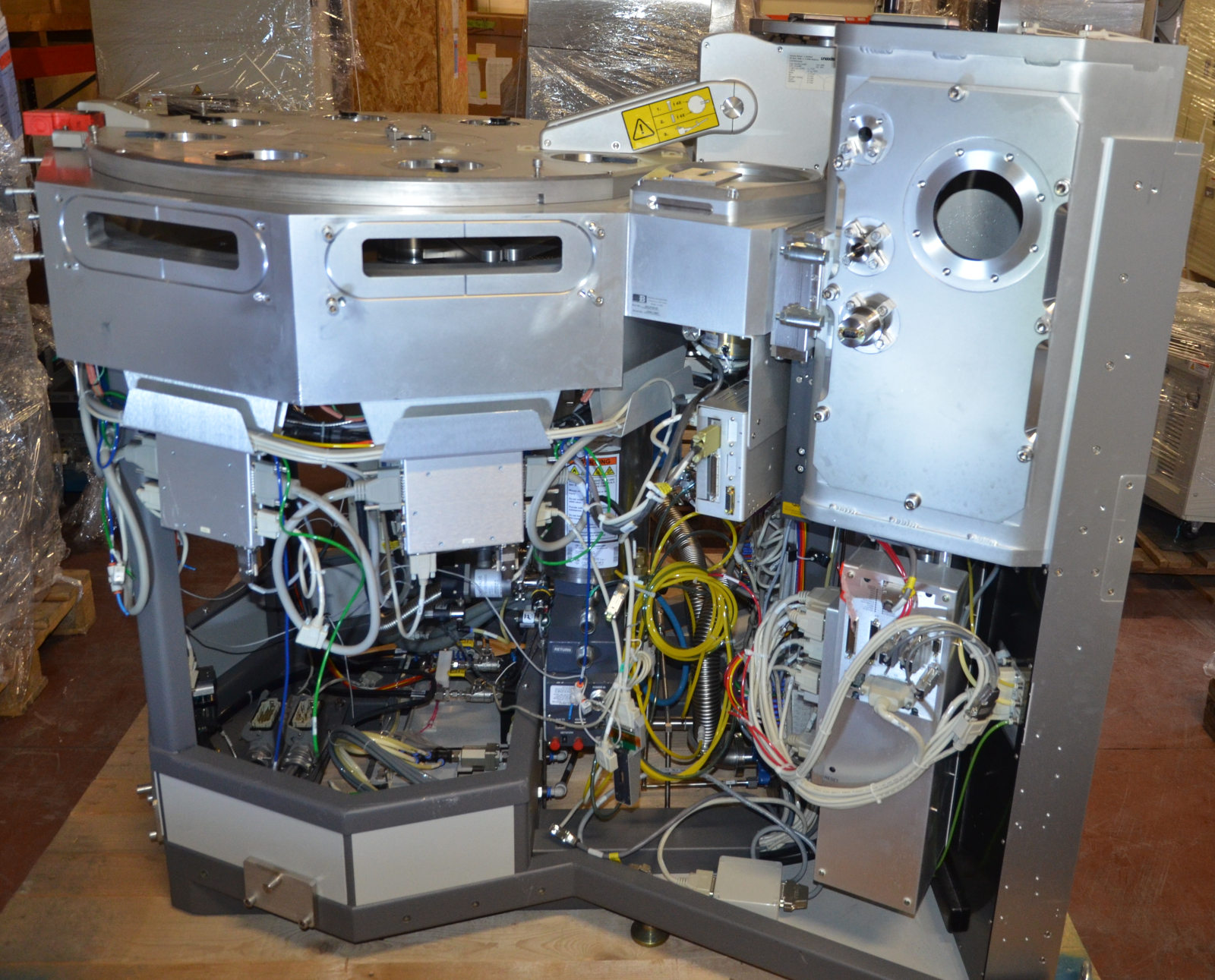 Oerlikon Clusterline 200 PVD cluster tool with 6 chambers (Used for Al ...